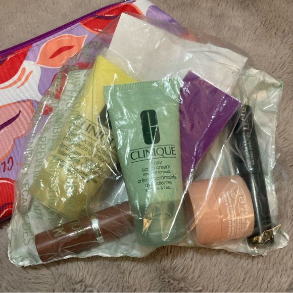 Clinique | Bags | Clinique Gift Set | Poshmark